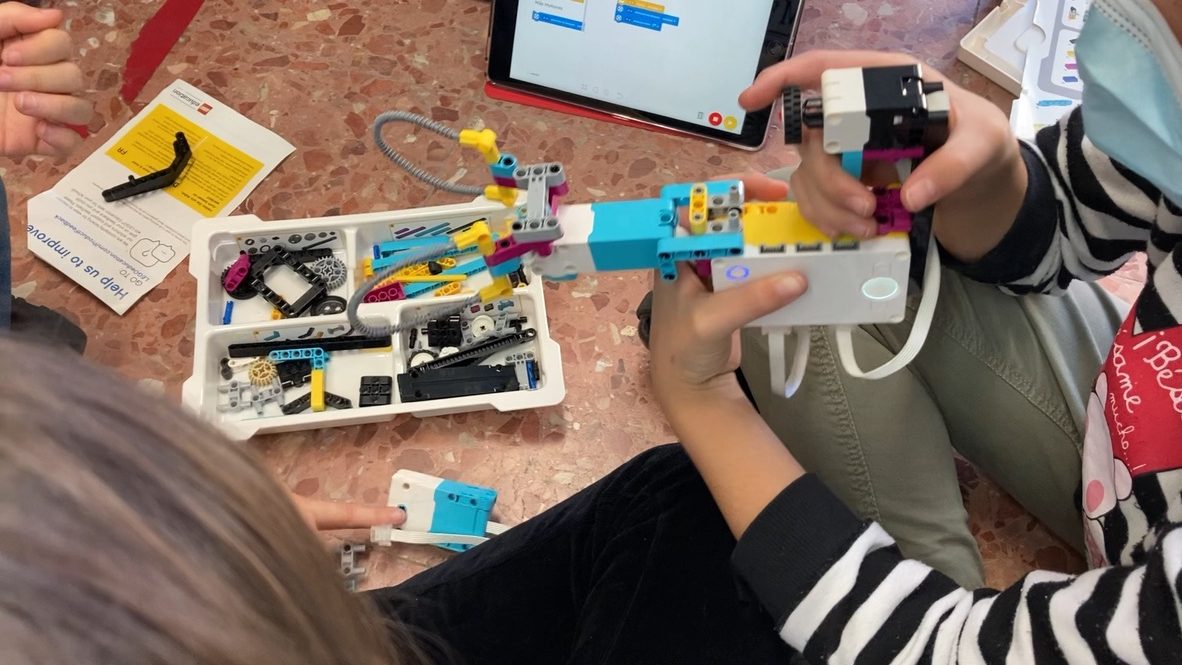 Mano robótica con LEGO Spike - Code INTEF