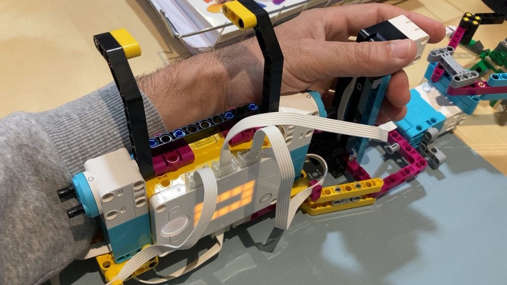 Mano robótica con LEGO Spike - Code INTEF
